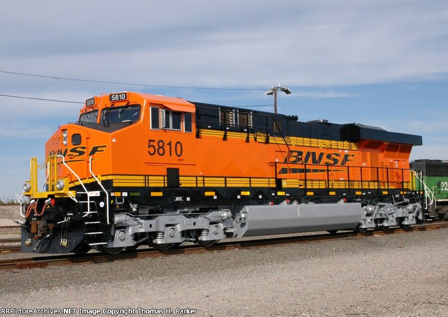 BNSF 5810 ES44AC